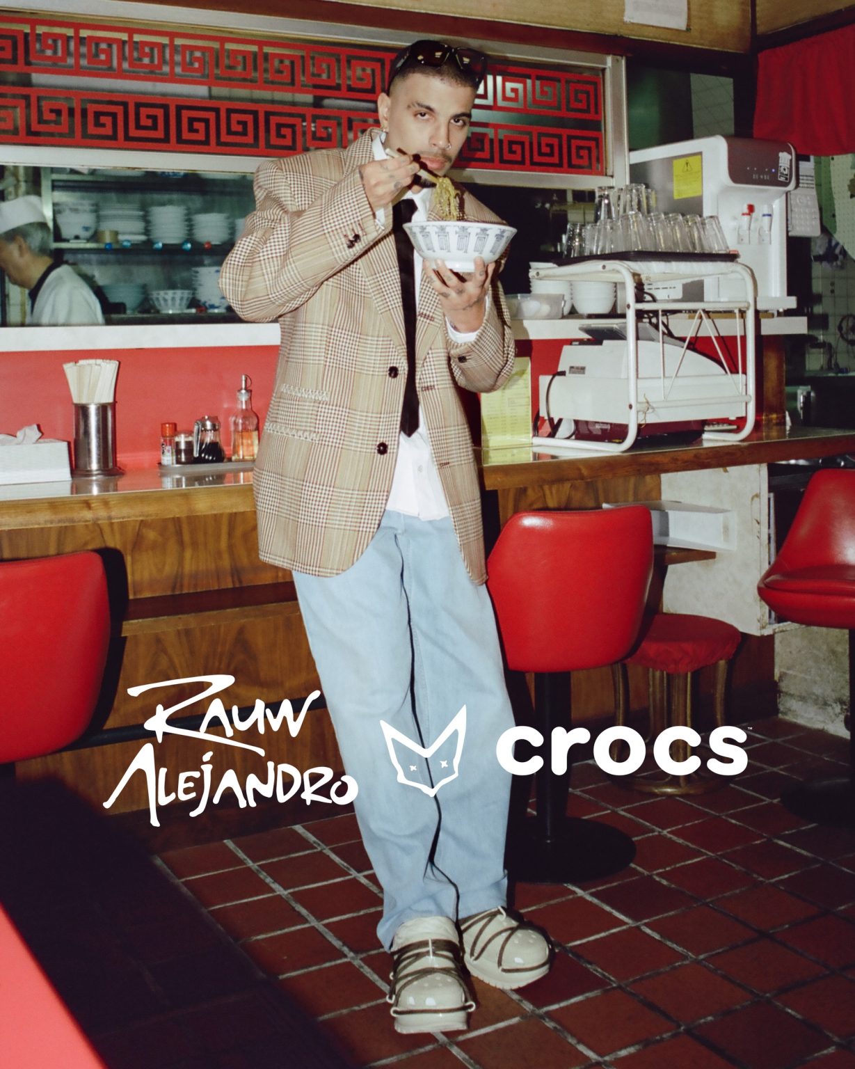 Crocs y Rauw Alejandro una original colaboración que va a arrasar